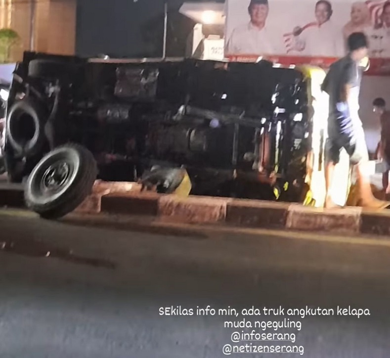 Truk Pengangkut Kelapa Terguling di Putaran Balik Arah SMAN 2 Kota Serang | Beritabanten.com ...