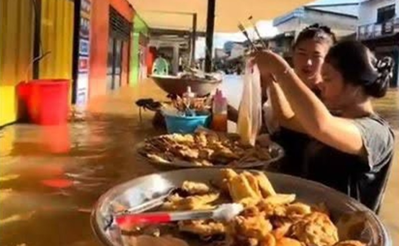 Viral! Penjual Gorengan di Landak Tetap Berjualan Meski Terendam Banjir Setinggi Dada ...