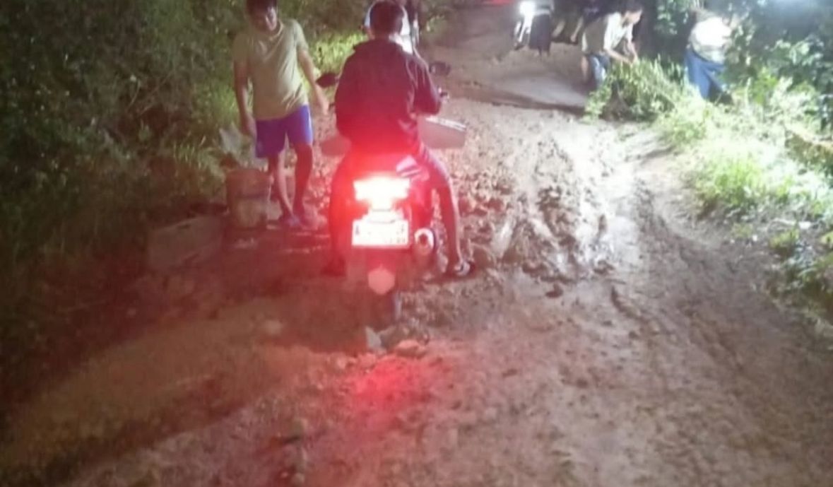 Warga Kampung Cirangkong, Keluhkan Jalan Rusak Bertahun-tahun | Beritabanten.com | Berita Banten ...